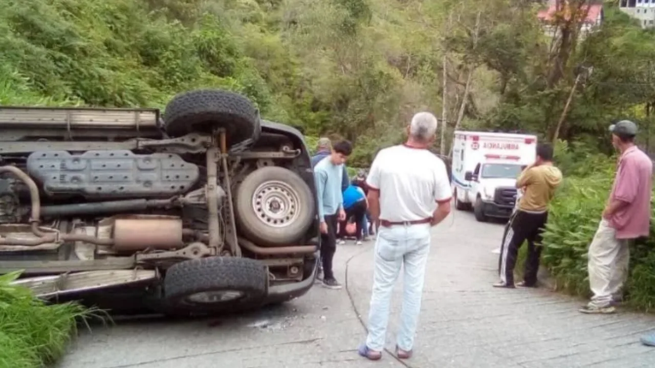 Cinco heridos al volcar camioneta en la Colonia Tovar - El Junquito .com